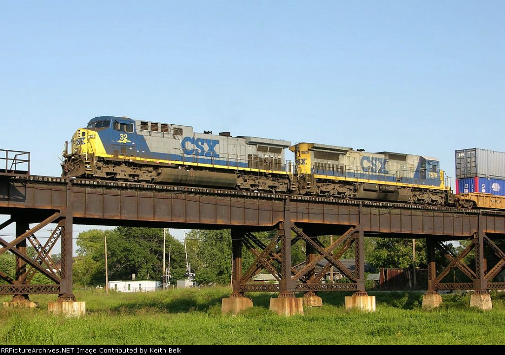 CSX 32 and 7579